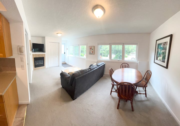 Serene Escape: Cozy Walkout Suite With Nature View - Fergus