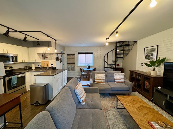 Serene, Modern 2-floor Retreat Incl. Free Parking - Chicago, IL