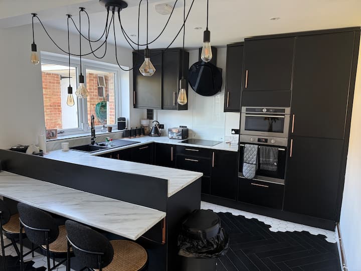 Crawley Home-4bed Prime Location - Horsham, UK