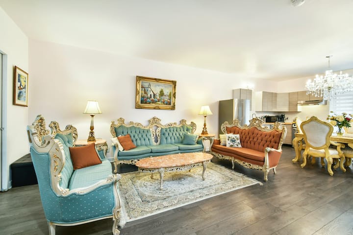 Exquisite 6br Loft | Victorian Charm With Parking - Laval, Canada