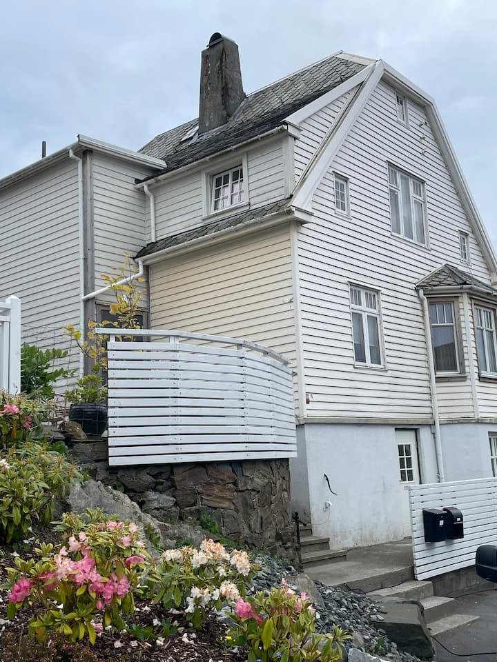 Sentrumsnært Og Med Sjøen. - Stavanger