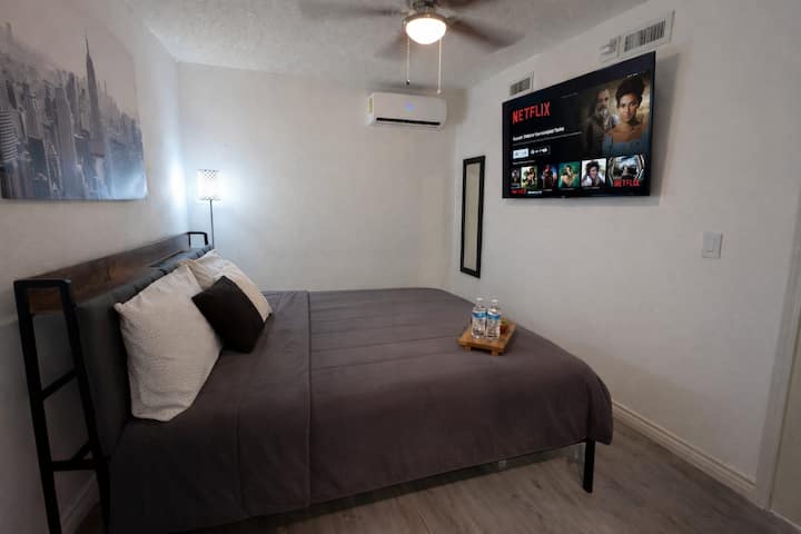Modern Studio 5 Minutes To The Strip - Las Vegas, NV