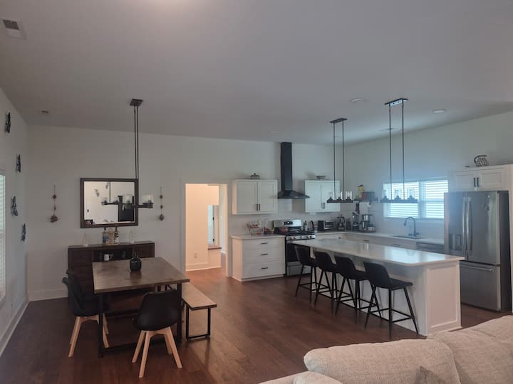 Modern Retreat In A Quiet Neighborhood - Gallatin, TN