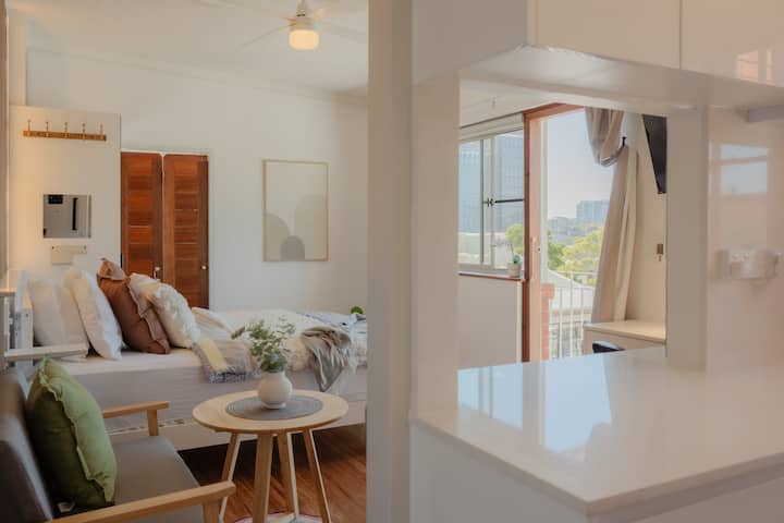 Gold Location: Private Studio *Ac-balcony-central* - Sydney