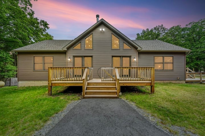 Tree Haven- Fenced Yard, Hot Tub, Fire Pit - Lake Wallenpaupack, PA