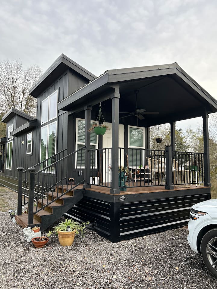 Tiny Home Oasis W/ Nature Views & Modern Comforts - Elgin, TX