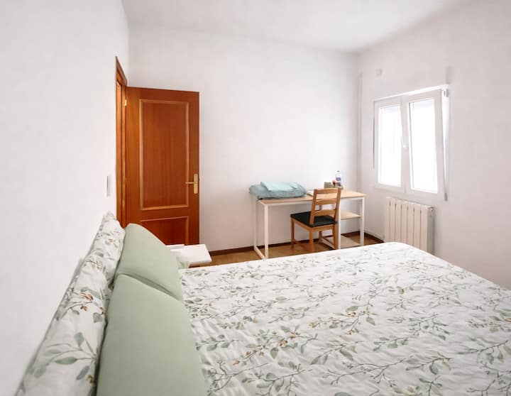 Room In A Shared Apartment, Private Bathroom. A/c - Madrid