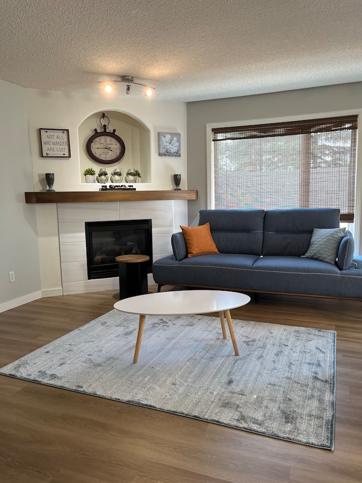 Private House | Yard | King Bed | Great Location - Edmonton