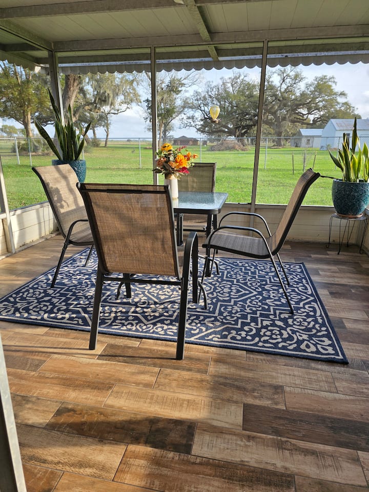 Cozy Country Getaway - Sandy Point, TX