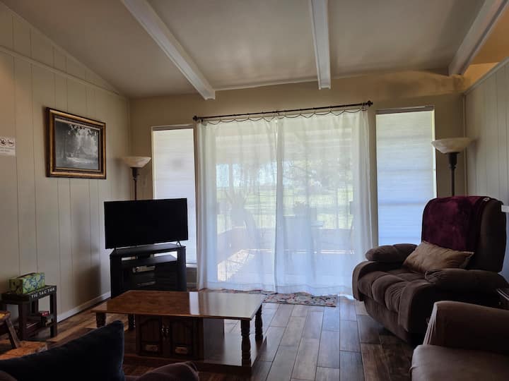Cozy Country Getaway - Sandy Point, TX