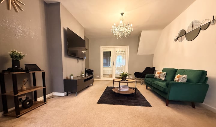 Home From Home | Relocators & Long Stay | M6 J7 - Birmingham