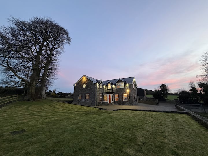 Stone House. Great Views. Sleeps 10, 5 Bedroooms. - Drogheda