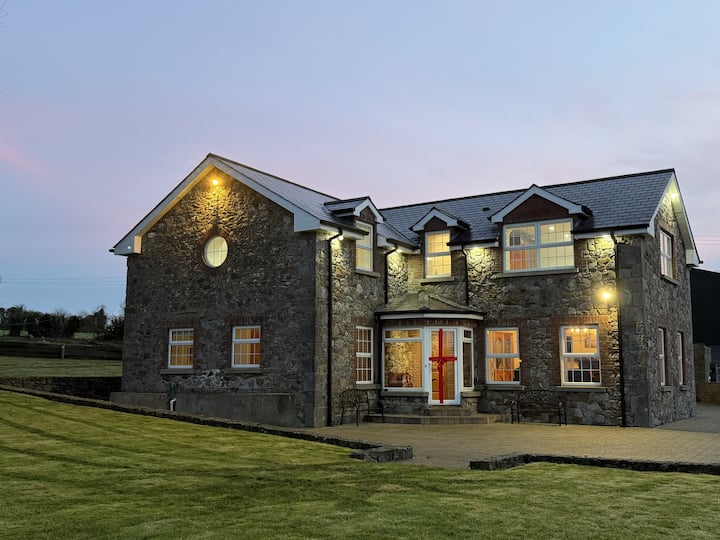 Stone House. Great Views. Sleeps 10, 5 Bedroooms. - Drogheda