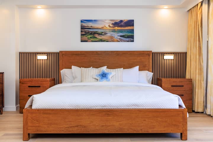 Beach Front Waikiki Oasis (Parking Included) - Lanikai Beach, HI