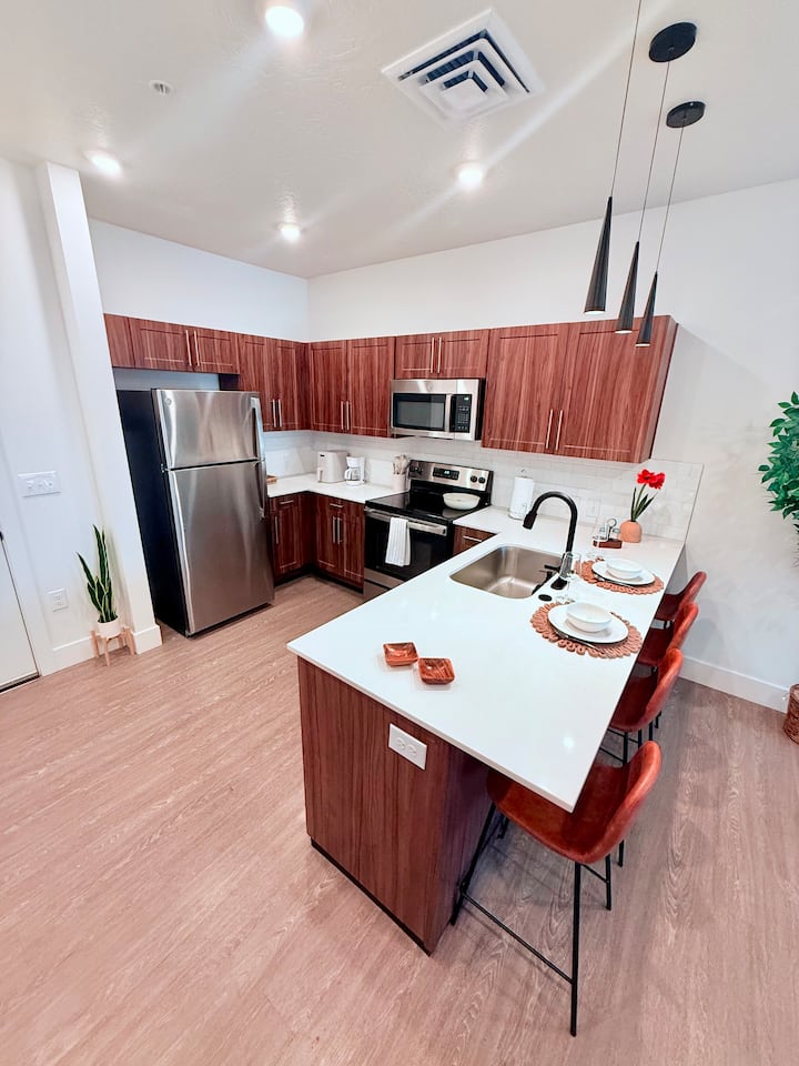 Spacious 1br | Private Entry|new Building|free Pkg - Salt Lake City, UT