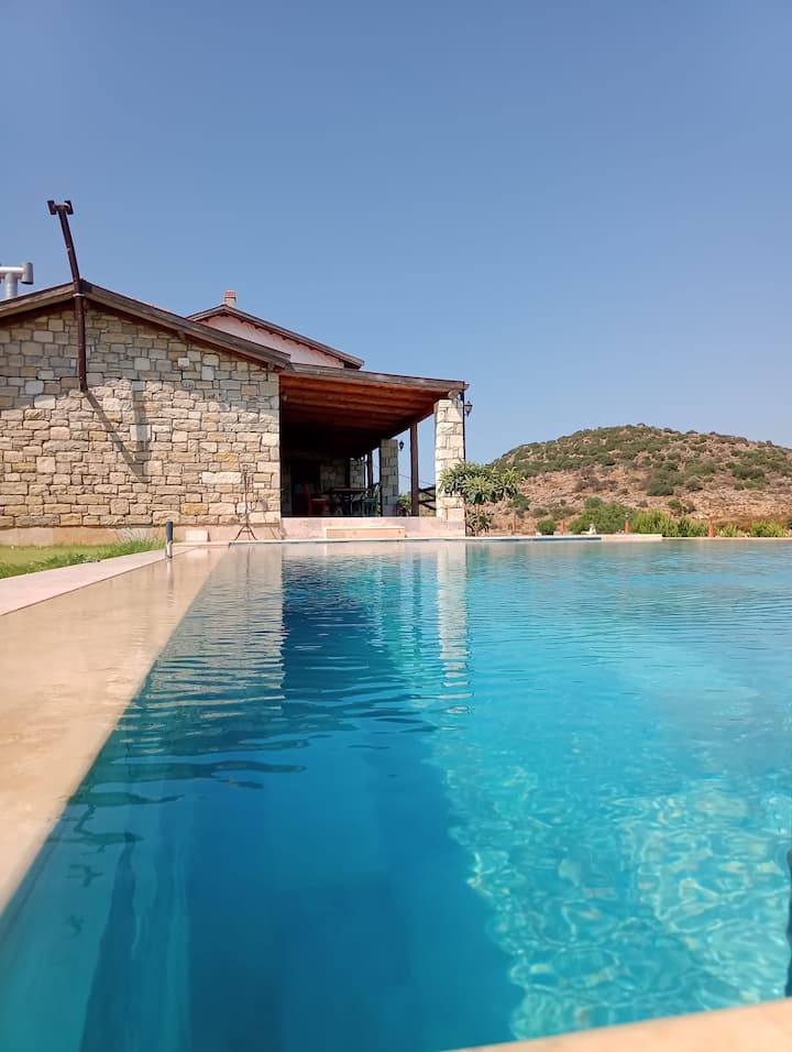 Urla Havuzlu Taş Villa - Urla