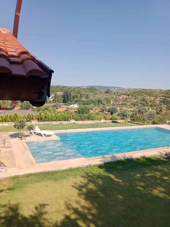 Urla Havuzlu Taş Villa - Urla