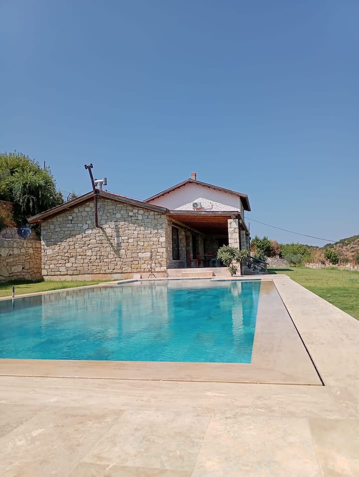 Urla Havuzlu Taş Villa - Urla