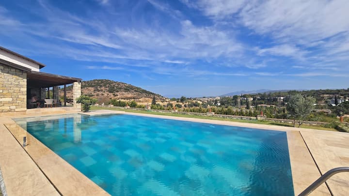 Urla Havuzlu Taş Villa - Urla