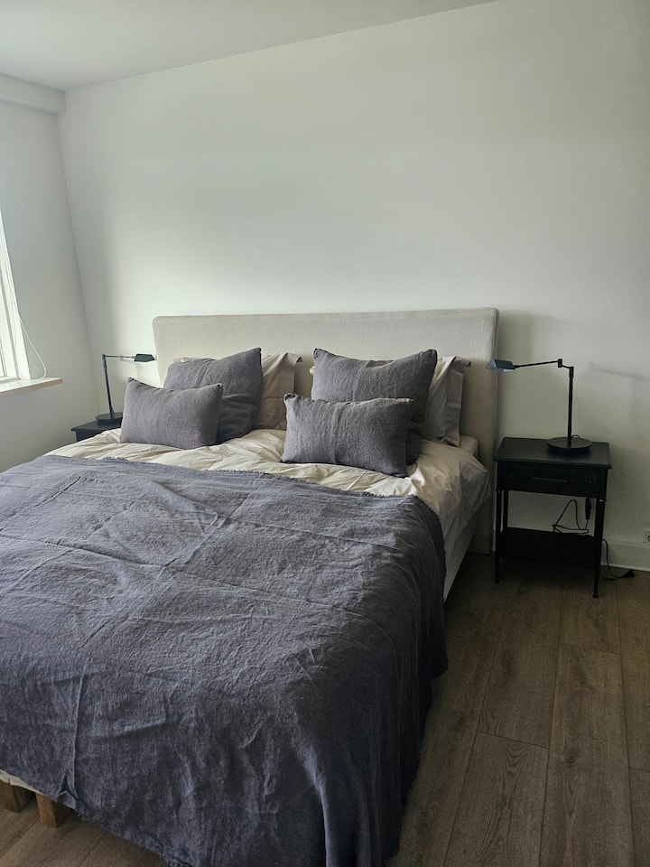 Apartment In Kopavogur.  Coco-mat Bed.  Parking - レイキャビク
