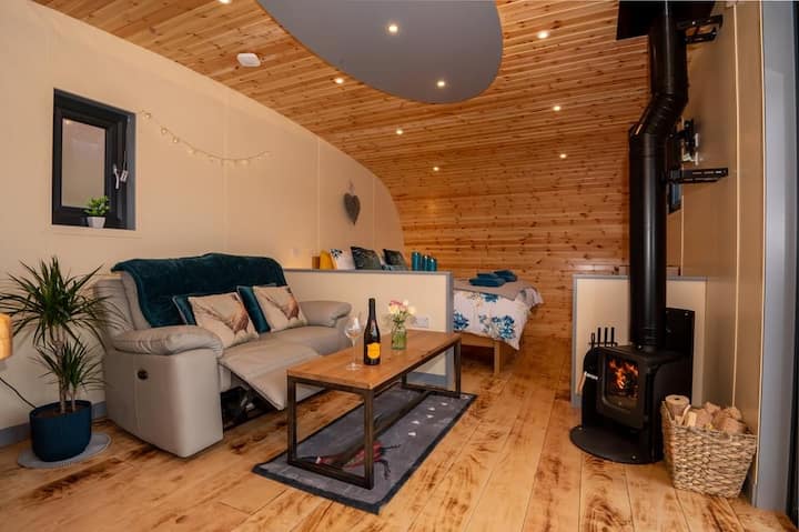 Couples Retreat With Hot Tub And Views-dog Welcome - United Kingdom
