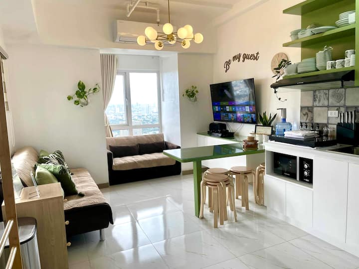 Spacious Serene Free Pool Access Netfix & Disney+ - Quezon City