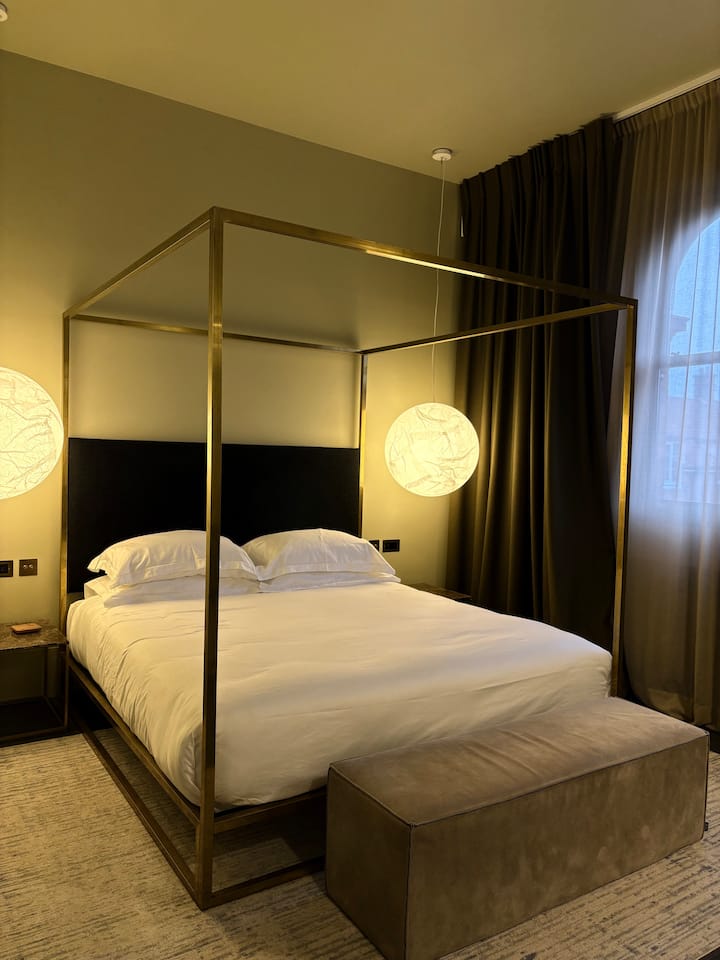Elegant Private Suite With Spa-style Shower - York