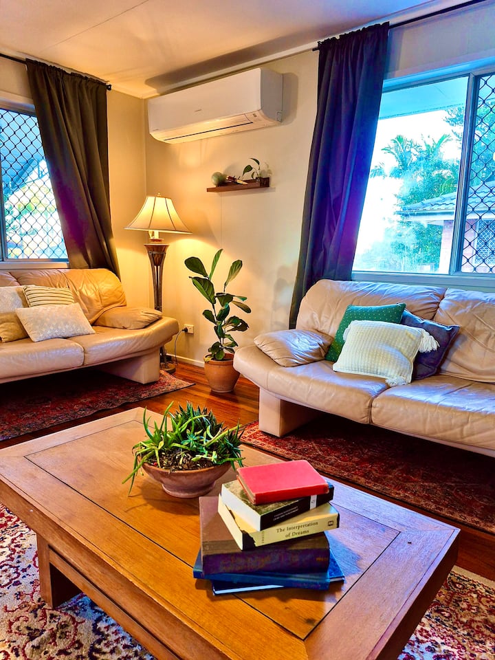 Cozy 3br Artistic Retreat Near Gold Coast & Train - Brisbane