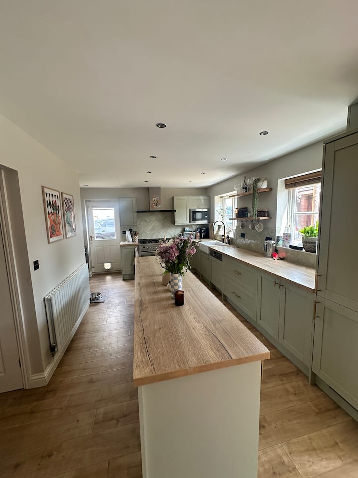 Comfortable 4-bedroom Stay - Milton Keynes