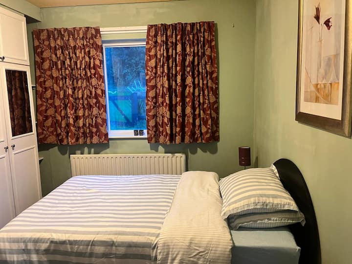 Budget Single Bed Comfy Room In A 1960's Time Warp - Isle of Man