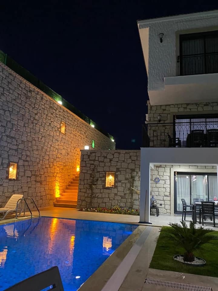 4+2 Havuzlu Deniz Manzaralı - Çeşme