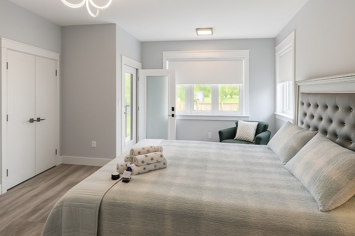 Modern King Guest Suite - Private Entrance - Youngstown, NY