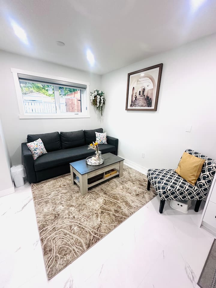 Cozy Suite Close To C-train, Bus & Uofc - Calgary