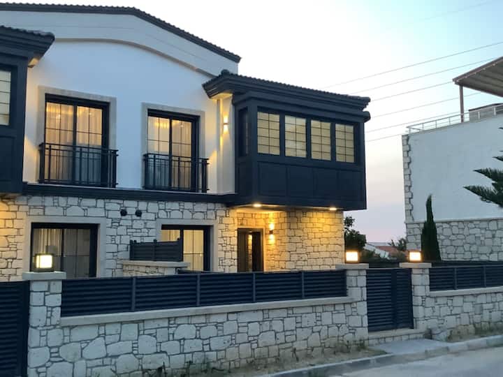 Alaçatı’da Sıfır Taş Villa – Deniz Manzaralı 3+1 - Ilıca