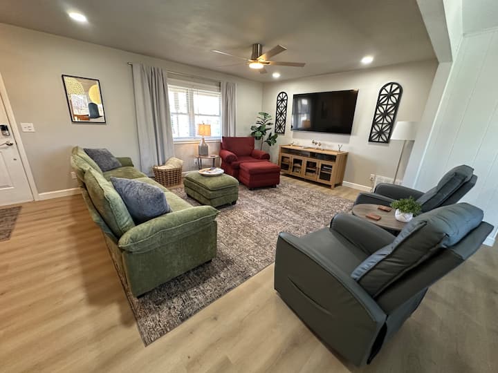 Three Kings Castle- Cozy Downtown Retreat - Bentonville, AR
