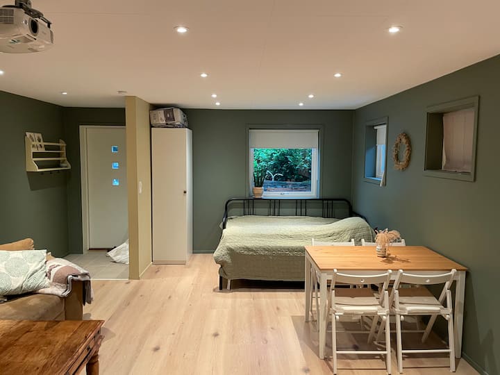 Moderne Og Fin Ett-roms Hybel - Leirvik