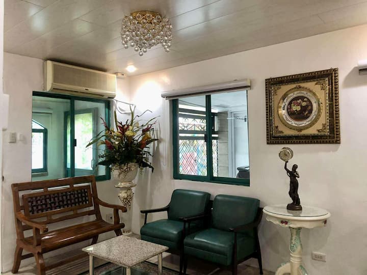 Relaxing Home With Garage, Netflix & Fast Wifi - Quezon City