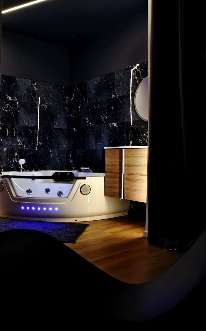 Love Room Jacuzzi & Sofa Tantra – Le Bar à Câlins - Rhône