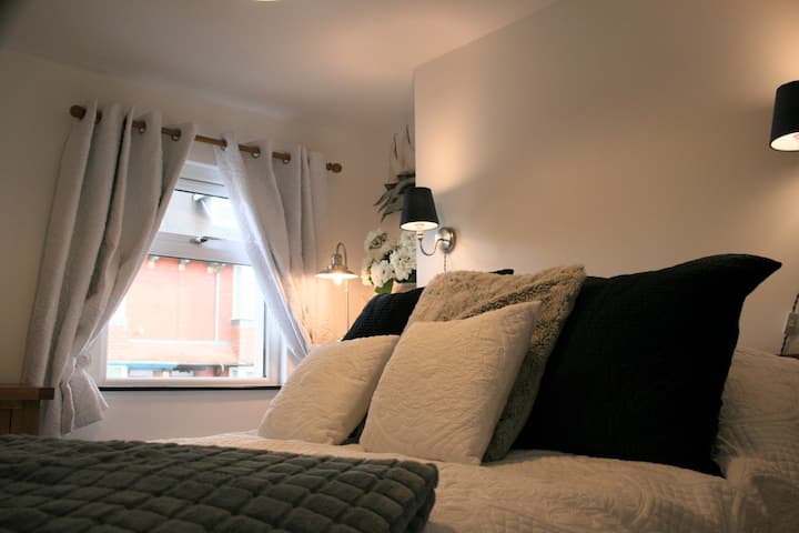 The Sails – Romantic Retreat For Two - Leek