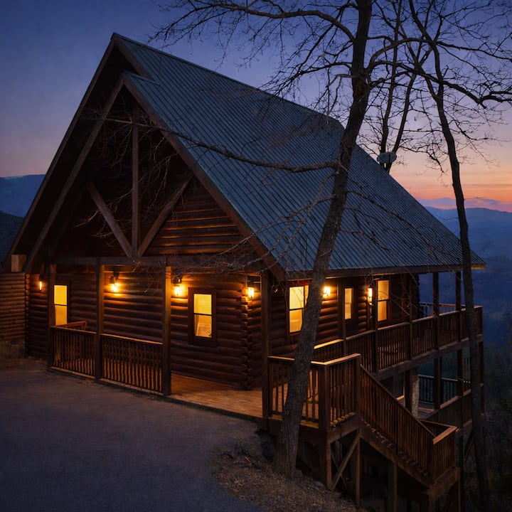 4br Cabin, Mountain View, Hot Tub, & Deck! - Pigeon Forge, TN