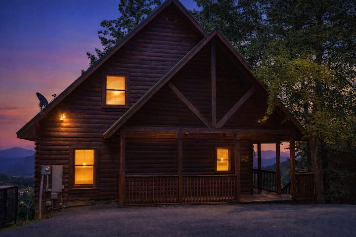 4br Cabin, Mountain View, Hot Tub, & Deck! - Pigeon Forge