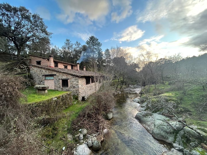 Antiguo Molino De Agua Con Chimenea Y Piscina - Mijares