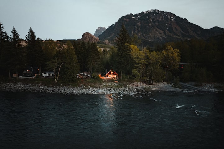 Riverfront Cabin W/views-hot Tub|ac|pets|sauna - Wallace Falls State Park, Gold Bar
