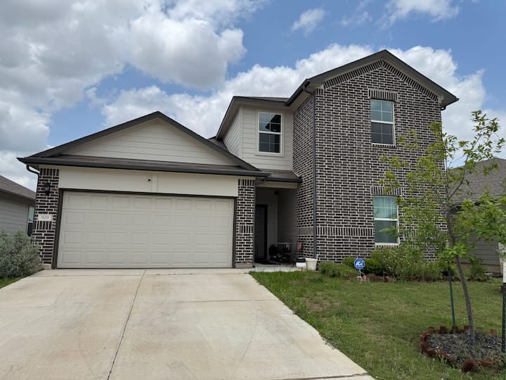 Second Floor Rooms & Loft - Seguin, TX