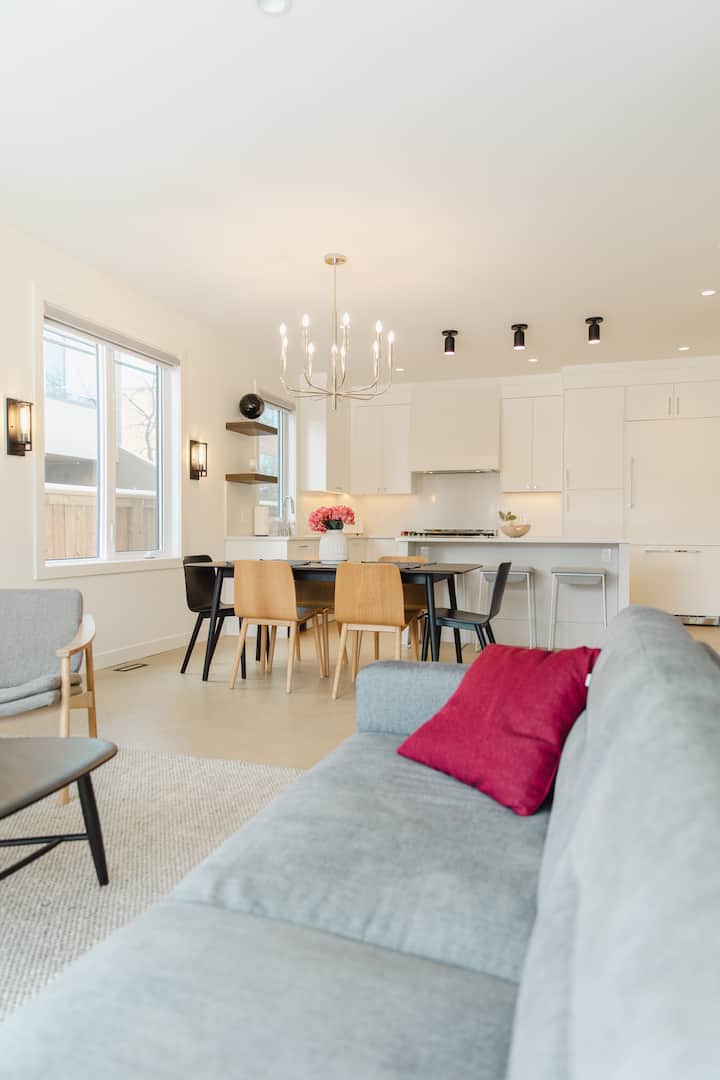 Home In The Heart Of Kensington - Calgary