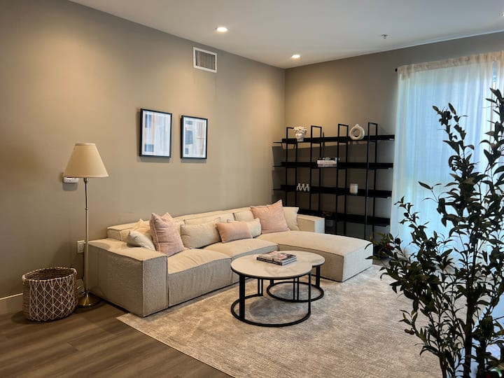 2 Bd Apartment In Weho - Burbank, CA