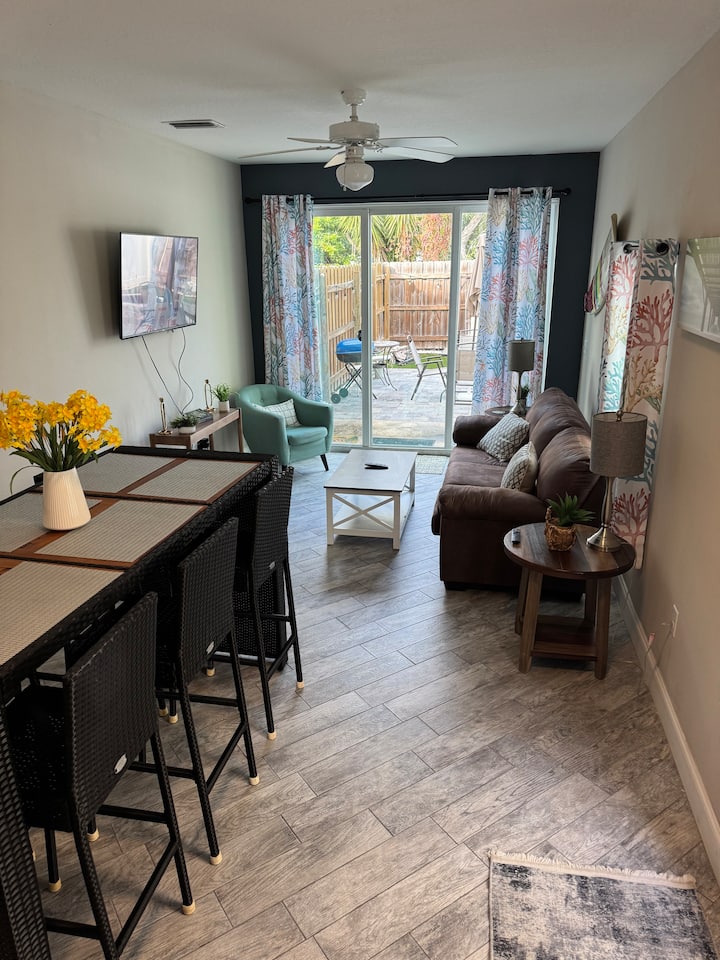 Sun-kissed And Cozy! Walk To Beach - Cape Canaveral, FL