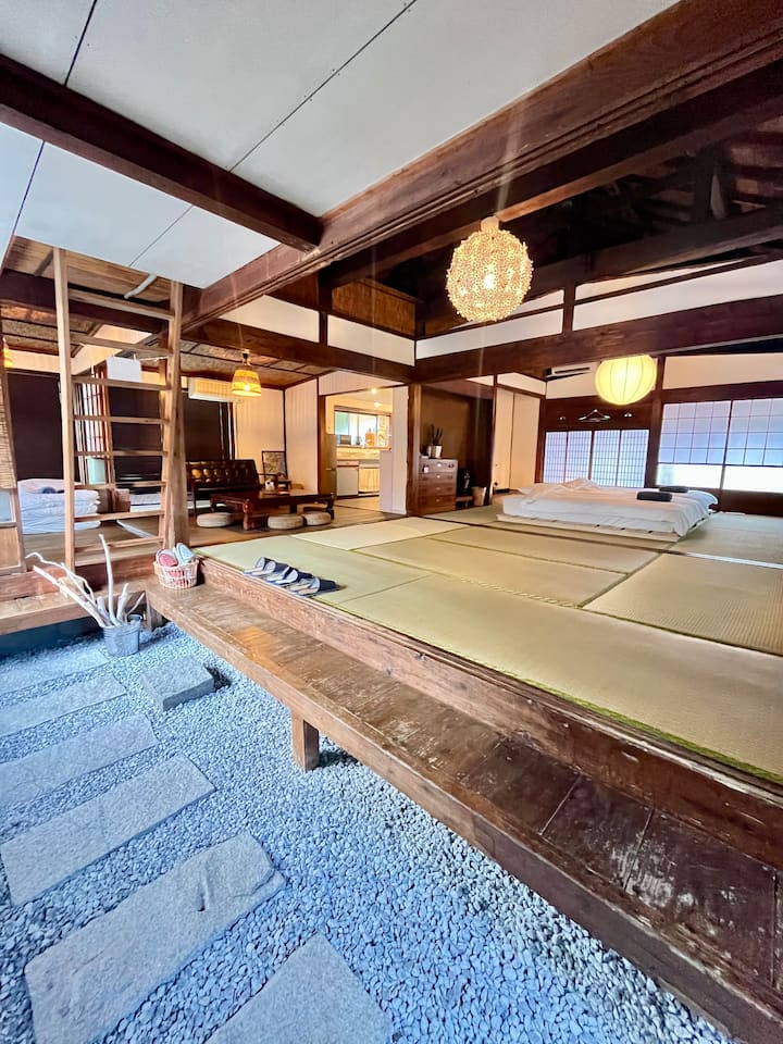 Maison Japonaise En Bord De Mer Avec Sol En Terre - Japón