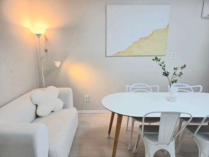 해운대역5분/6인/2룸 /무료주차/퀸배드3개/용궁사/청사포/ 해운대 비치/ 해리단길/화이트 - 부산광역시