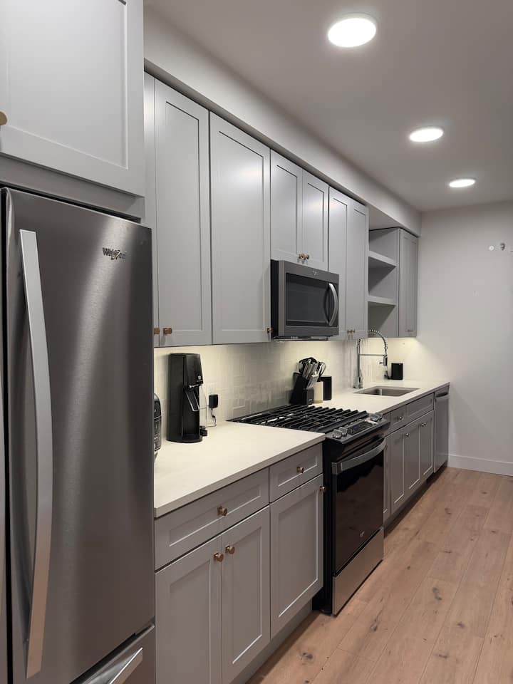 Urban Retreat 1br | W/ Pool, Bowling & Pickleball - Salt Lake City, UT